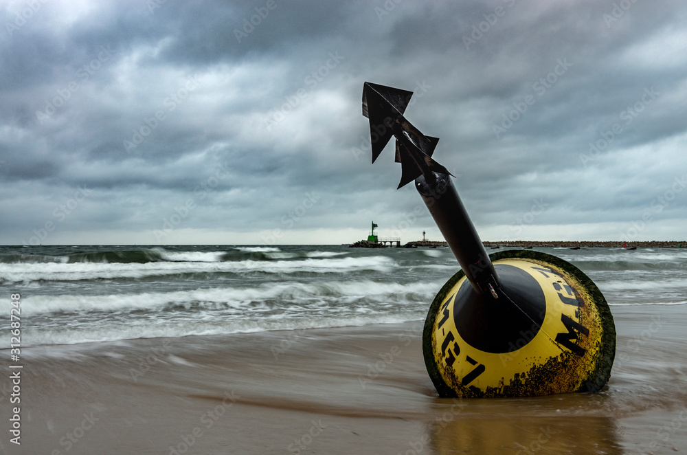 Boja morska wyrzucona na brzeg plaży, sztorm na morzu. Stock Photo ...