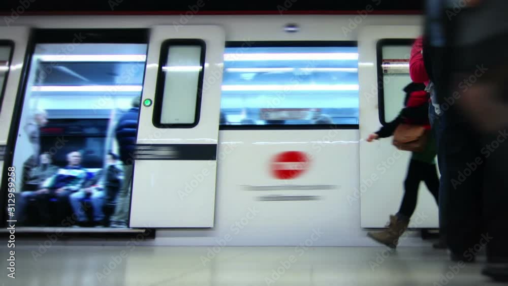 Video „Subway station. Time lapse. Lateral dolly. Loopable. Subway train arriving. Visible logos ...