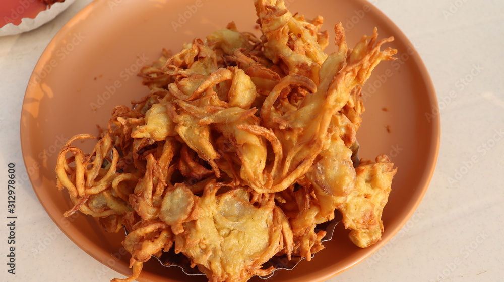 Deep fried Indian pakoda served in a bowl. Hot and Crispy indian food ...