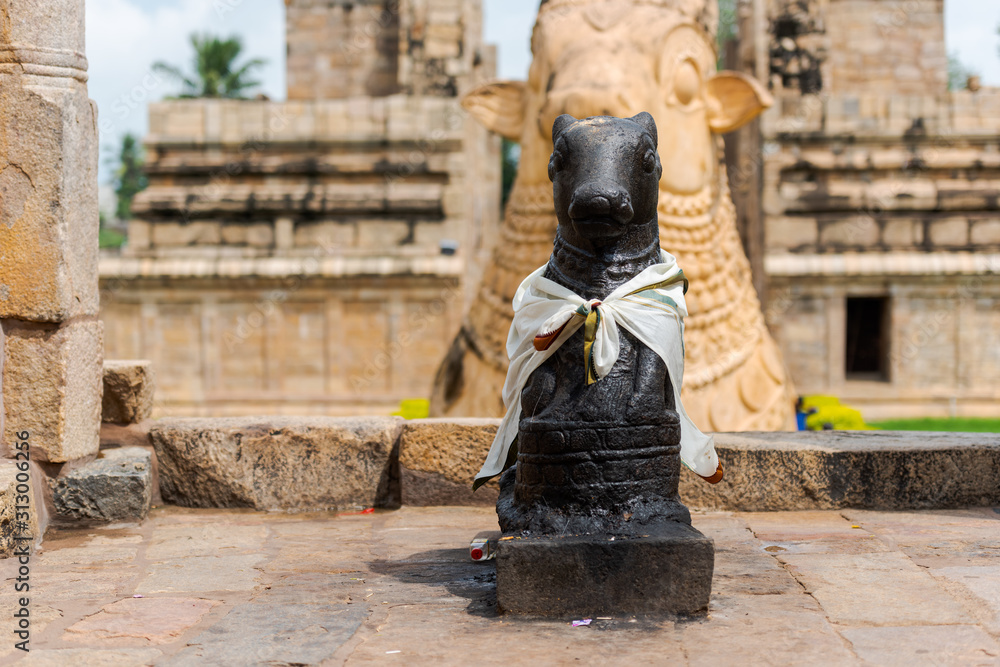 Foto de Nandi statue at the Brihadeeswarar temple in Gangaikonda ...