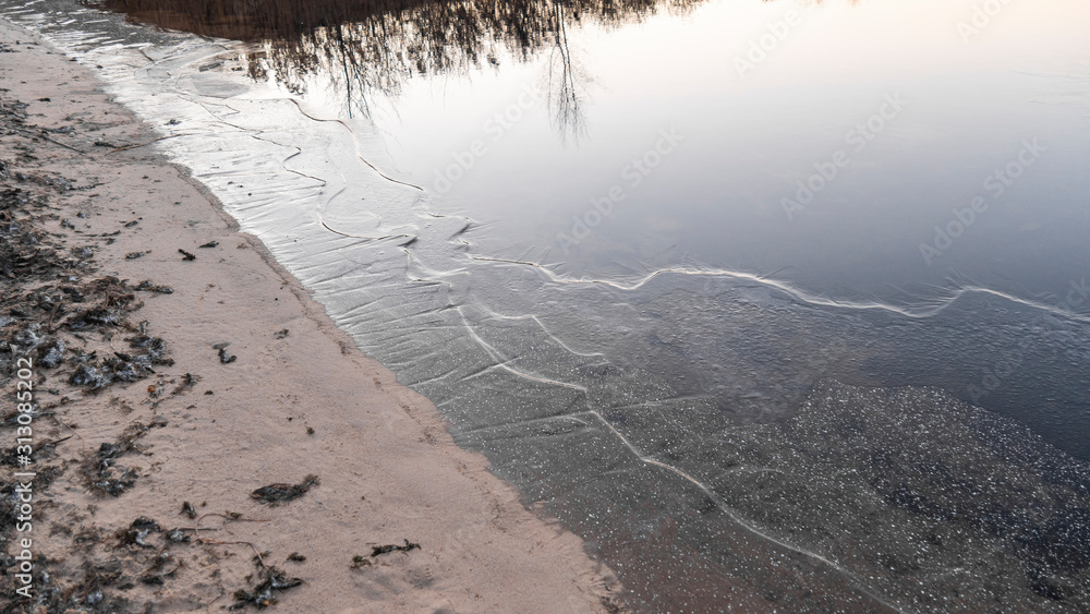 Foto de The surface of the water is covered with ice and snow.Freezing ...
