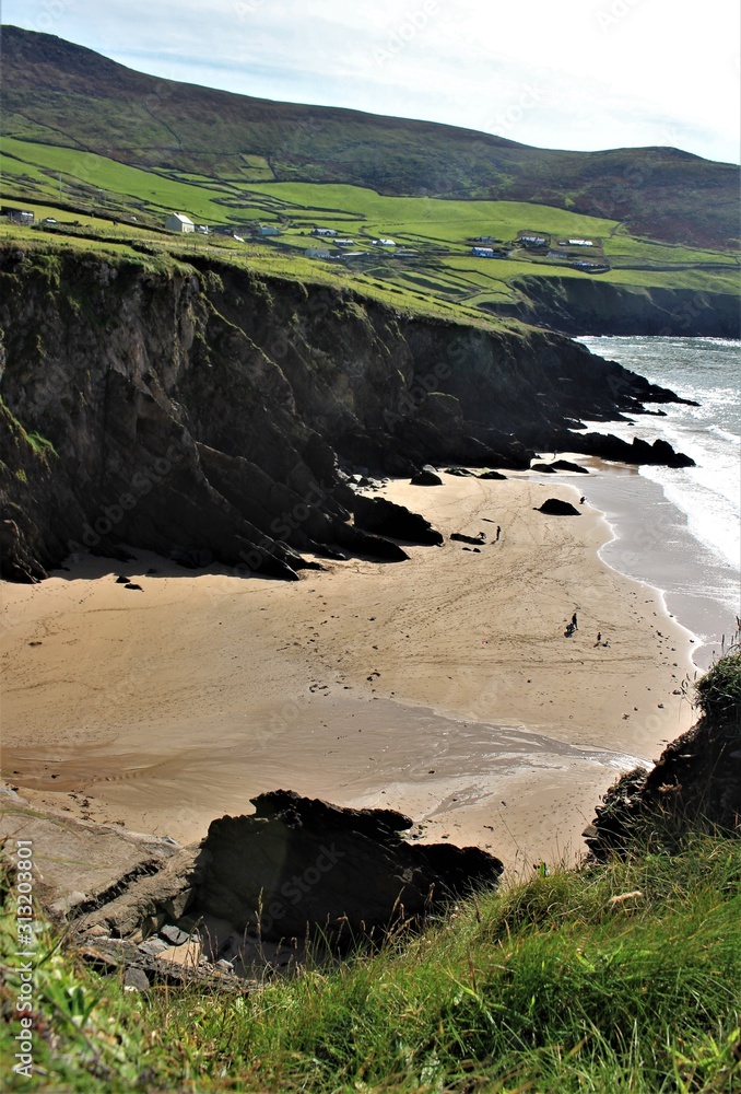 Foto de Beautiful Ireland. Dingle Peninsula. Coumeenoole beach while ...