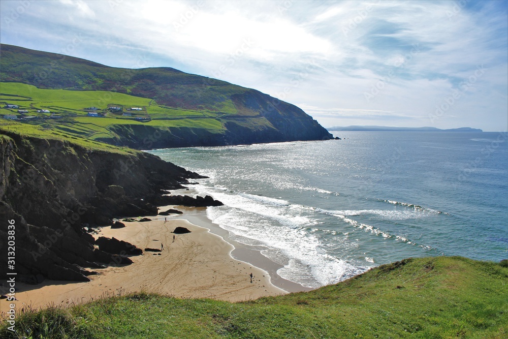 Foto de Beautiful Ireland. Dingle Peninsula. Coumeenoole beach while ...