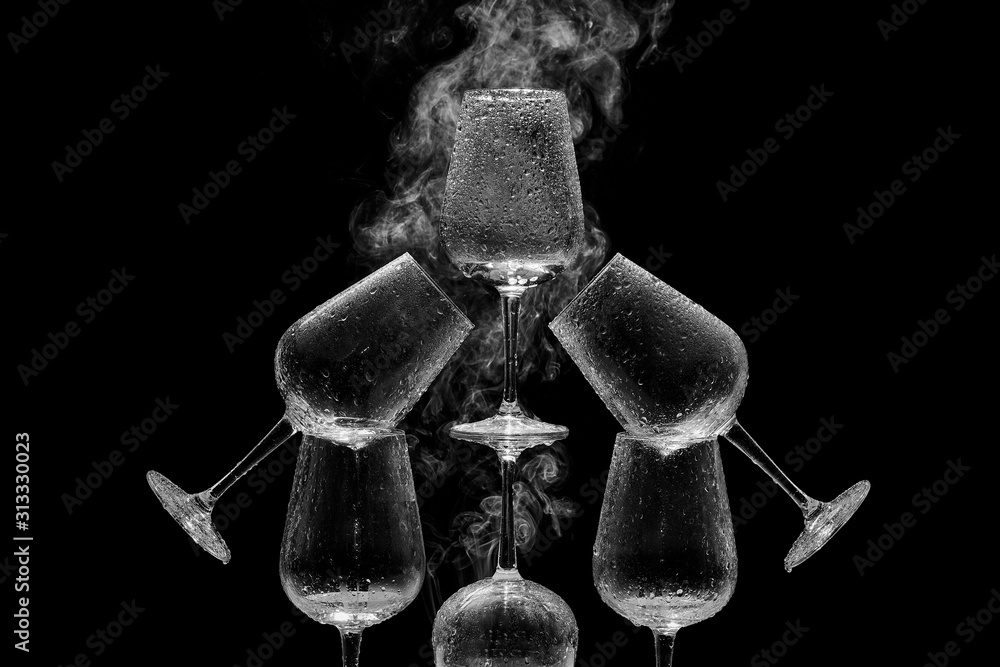 Piramide de copas de cristal mojadas con agua y rodeadas de humo Stock ...