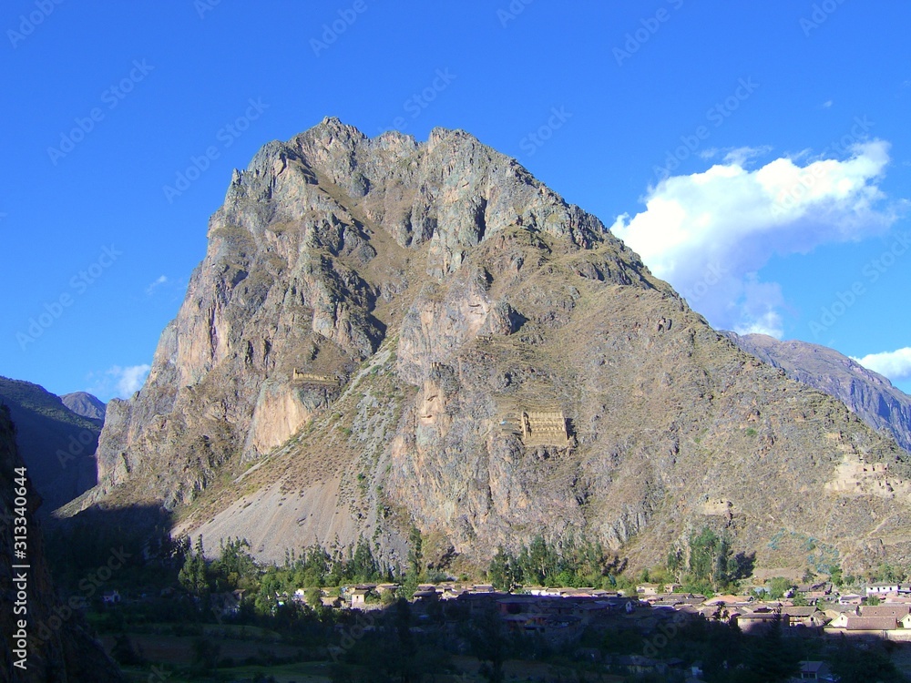 Foto de Looking at Mountain Pinkuylluna from Ollantaytambo, with a face ...