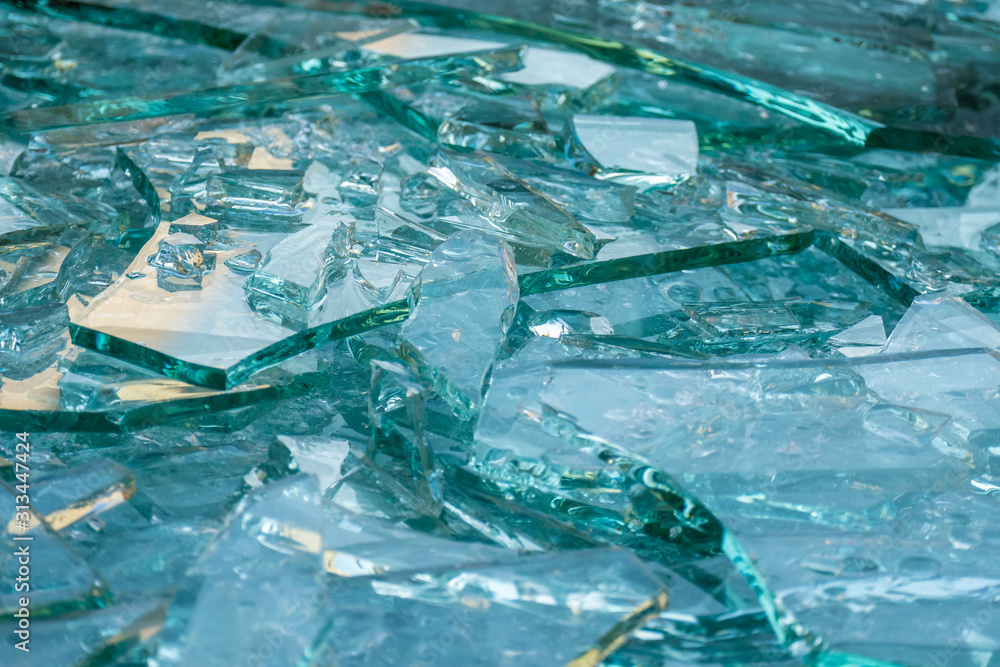 Zerbrochene Glasscheiben im Altglas Container Stock Photo | Adobe Stock