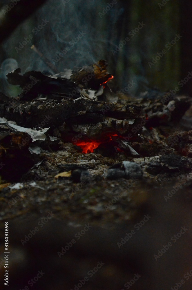 Foto de Glowing embers in hot red color. The hot embers of burning wood ...