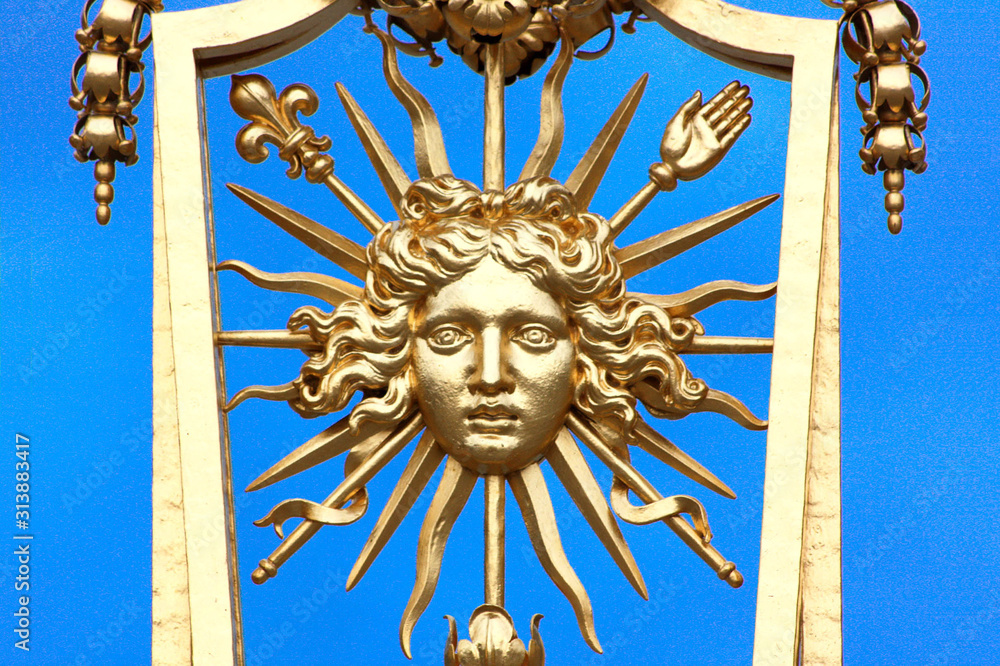 Versailles, France - Août 6, 2016 : Emblème du Roi Soleil sur une ...