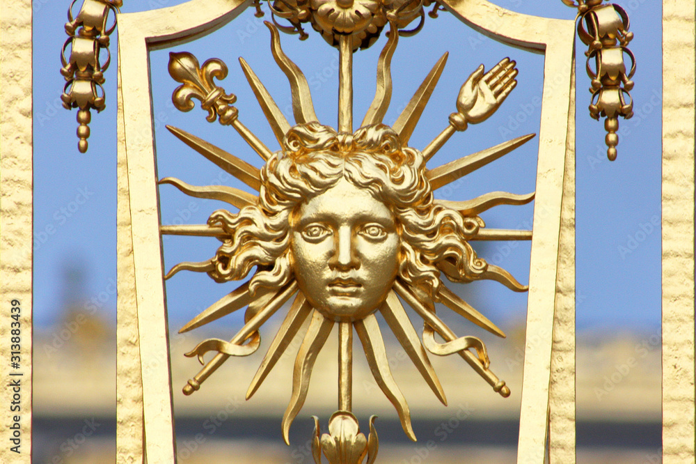 Versailles, France - Août 6, 2016 : Emblème du Roi Soleil sur une ...