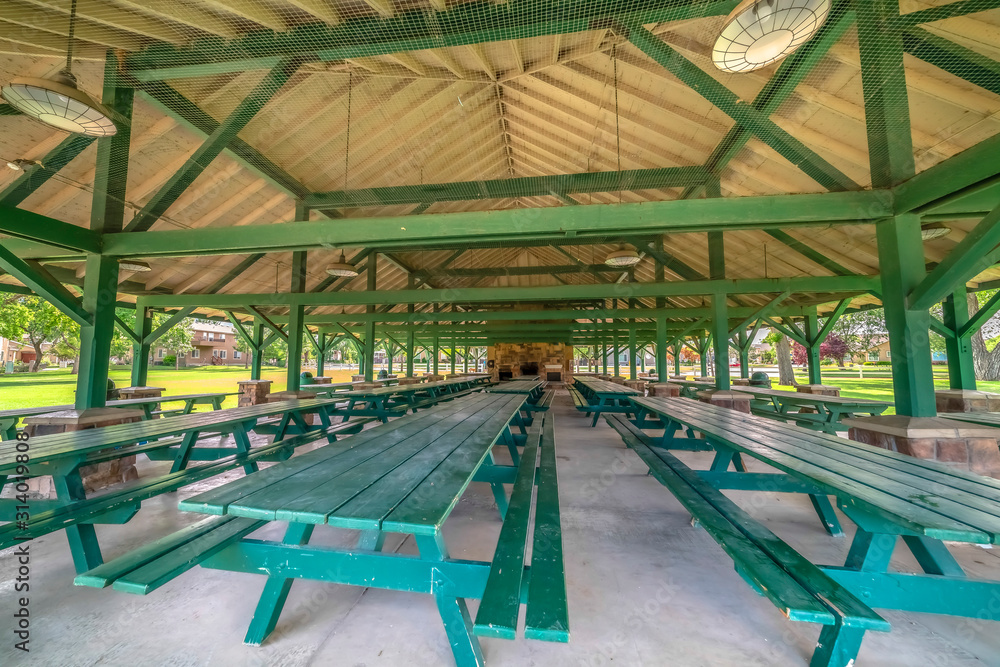 Foto de Pavilion at a park with tables and seats under roof with green ...