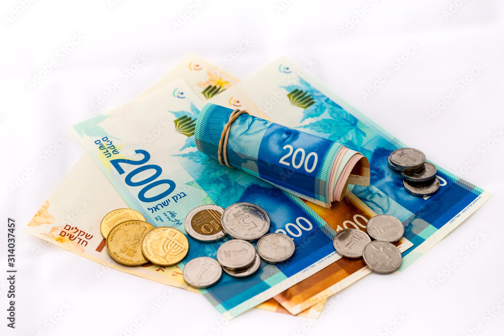 Foto de New Israeli Shekels - Israeli currency in bills and coins do ...