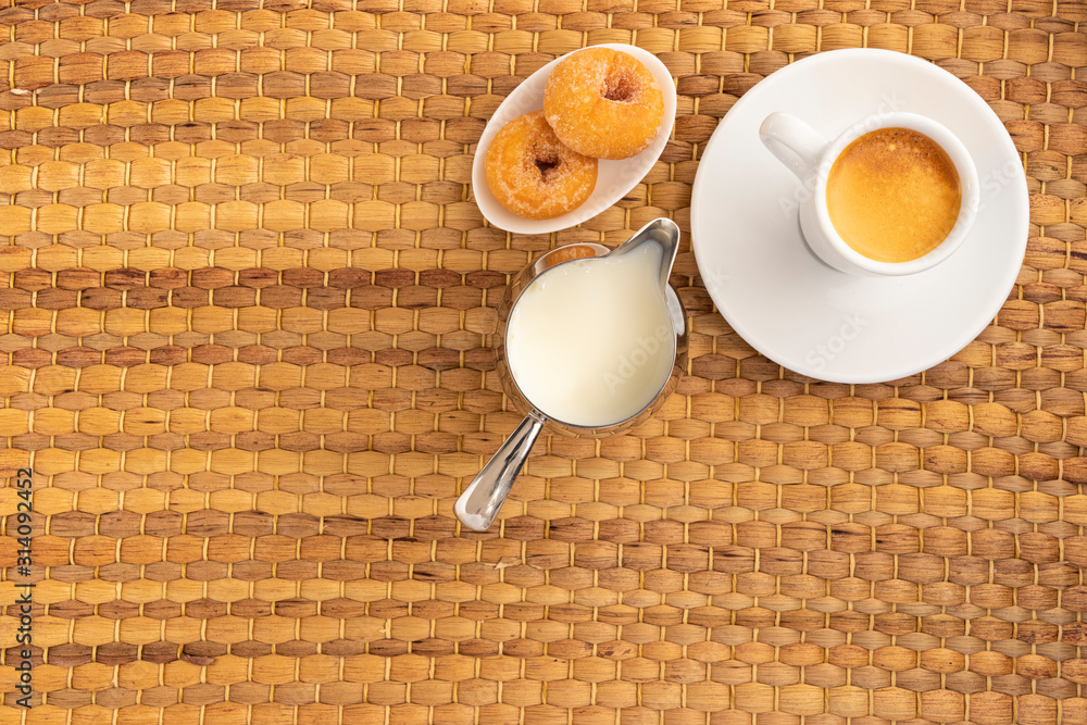 servicio de café y rosquilla en fondo de mimbre con atrezzos de granos ...