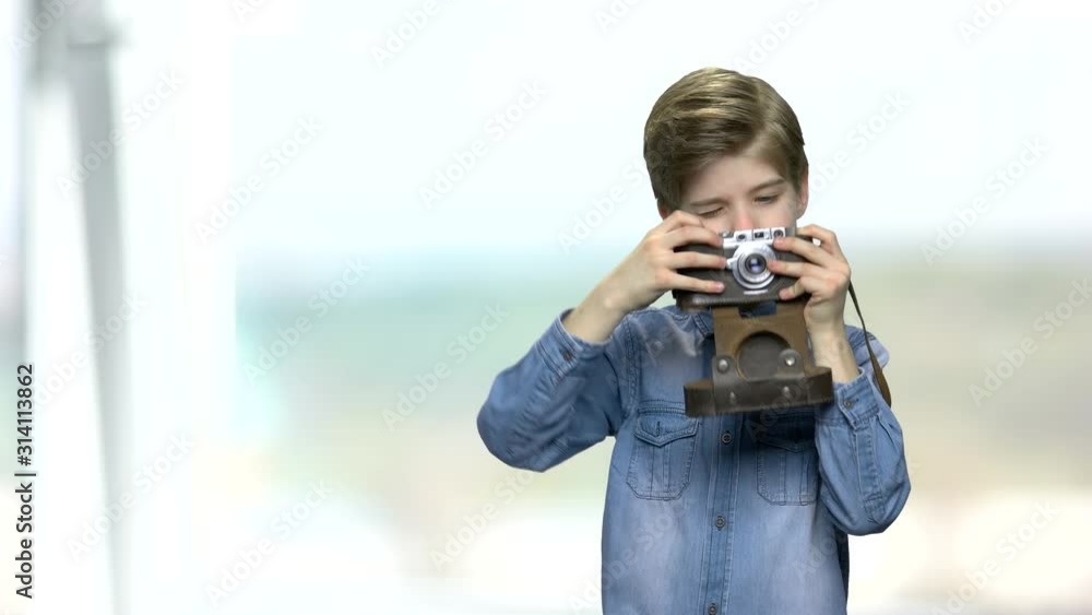 Vidéo Stock Little boy using vintage camera. Preteen boy in denim ...