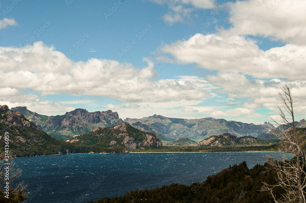 Paisaje con nubes de Lago Traful y montañas de fondo en Neuquen, en la ...