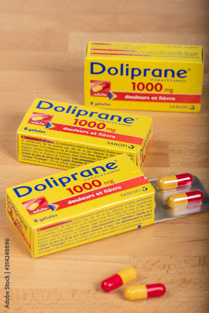 Foto de Paris, France - January 2020 : Boxes of doliprane, a ...