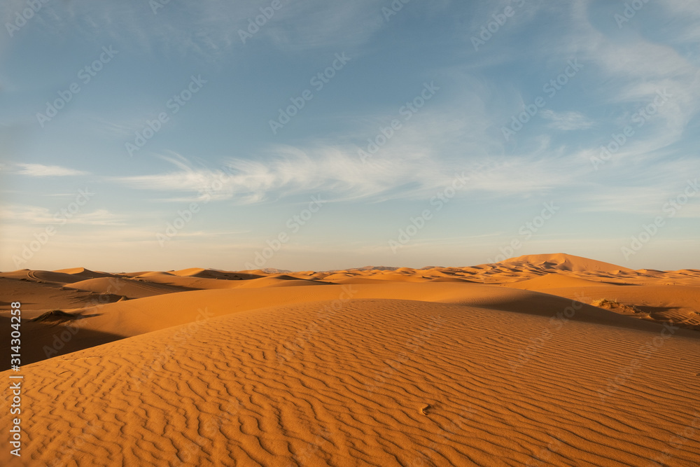 Atardecer en el desierto con dunas de fondo. Erg Chebbi, Marruecos ...