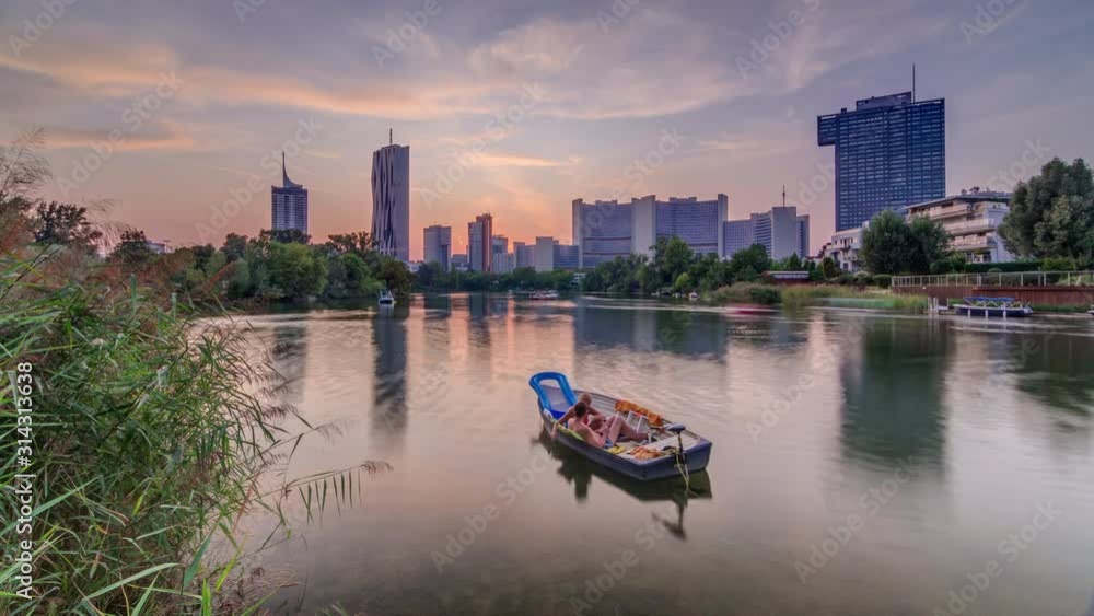 Vídeo do Stock: Sunset over Vienna international center skyscrapers ...