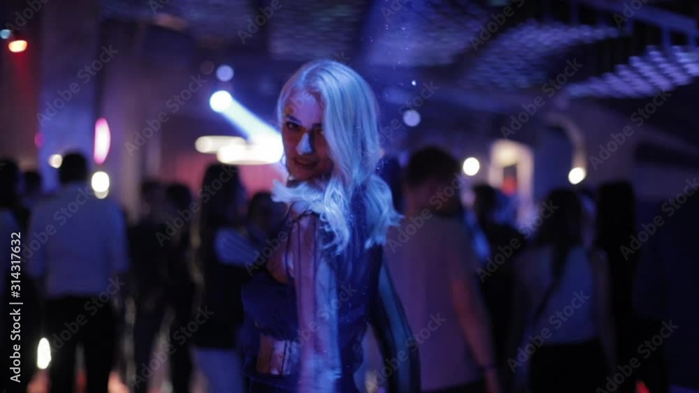 Attractive Dancing Blonde In The Club, Neon Light, Motion Effects. Stock 비디오 | Adobe Stock