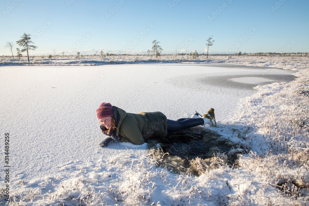 Foto de Female skater laying on the fresh ice sheet and laughing next ...