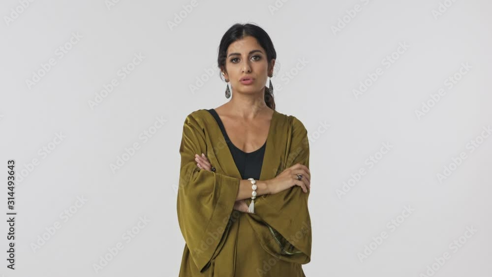 Vidéo Stock Confused pretty hindu woman in traditional dress feeling ...