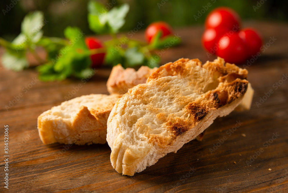 Crostini di pane abbrustolito su tavolo in legno Stock Photo | Adobe Stock