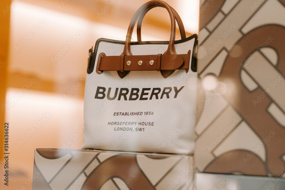 Burberry London Store boutique display window. Signboard logo brend ...