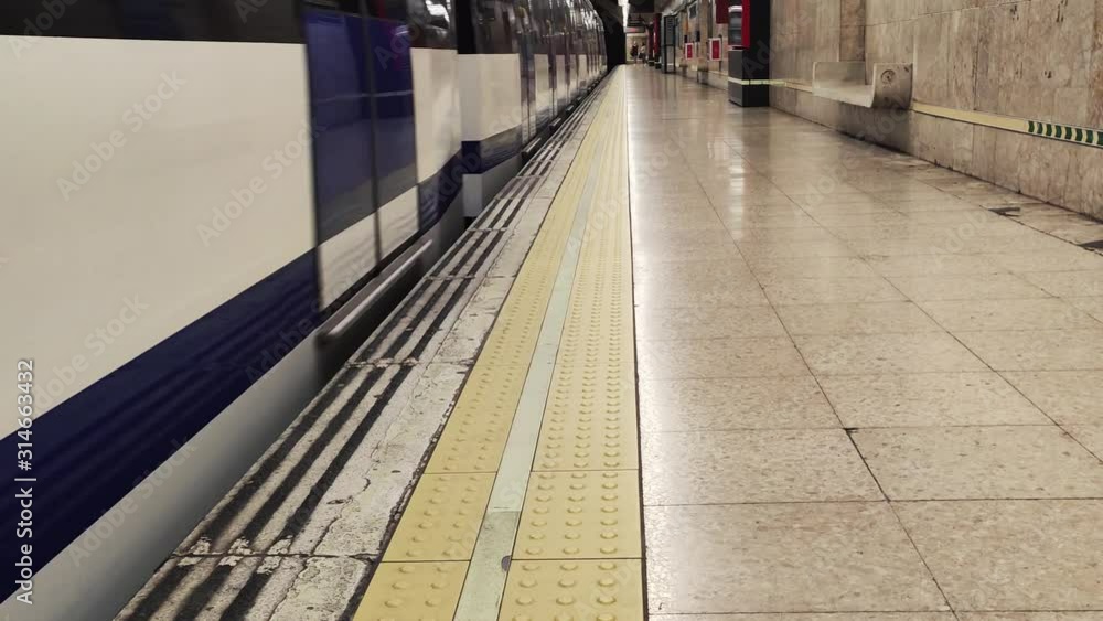 Tren suburbano subterráneo acelerando en una estación de metro mientras ...