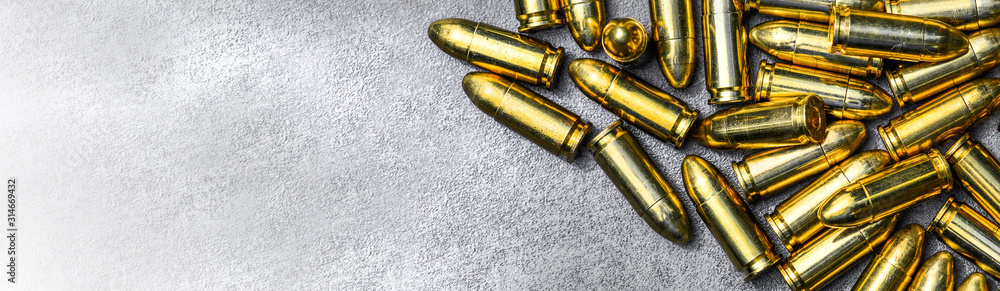 Foto de Bullets ammunition on stone table wide banner or panorama ...
