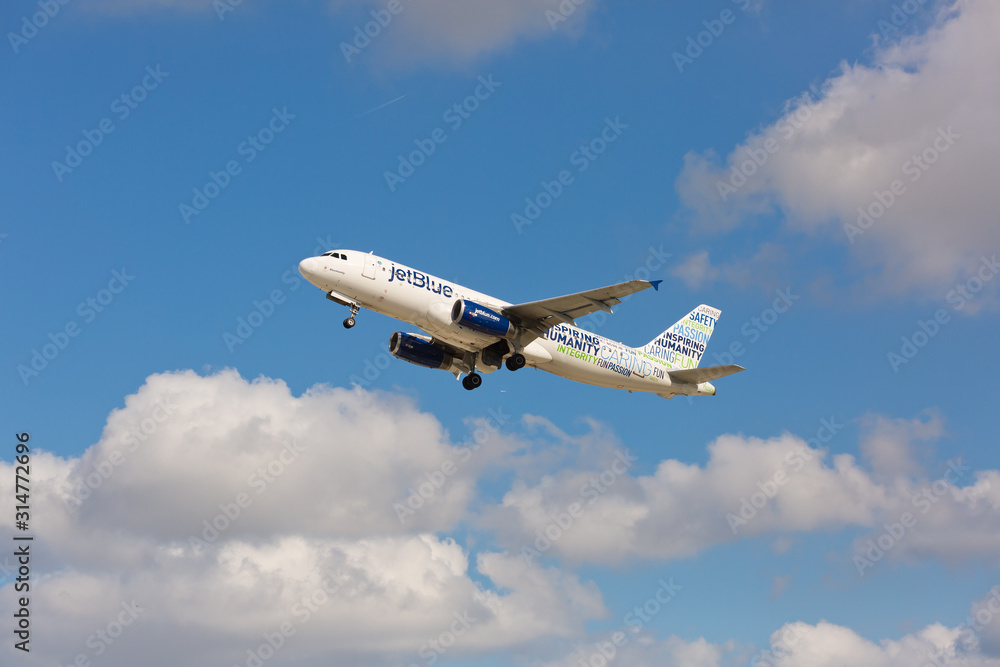 Fort Lauderdale, Florida - USA, January 8, 2016: A Jetblue Airbus A320 ...