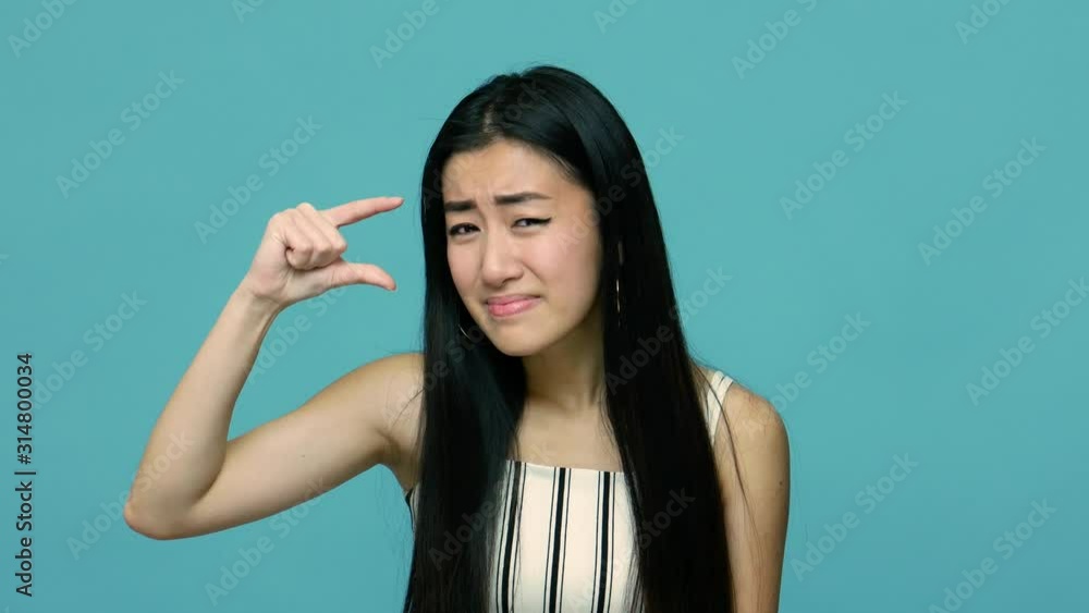 Vidéo Stock Positive asian woman with long black hair making little bit ...