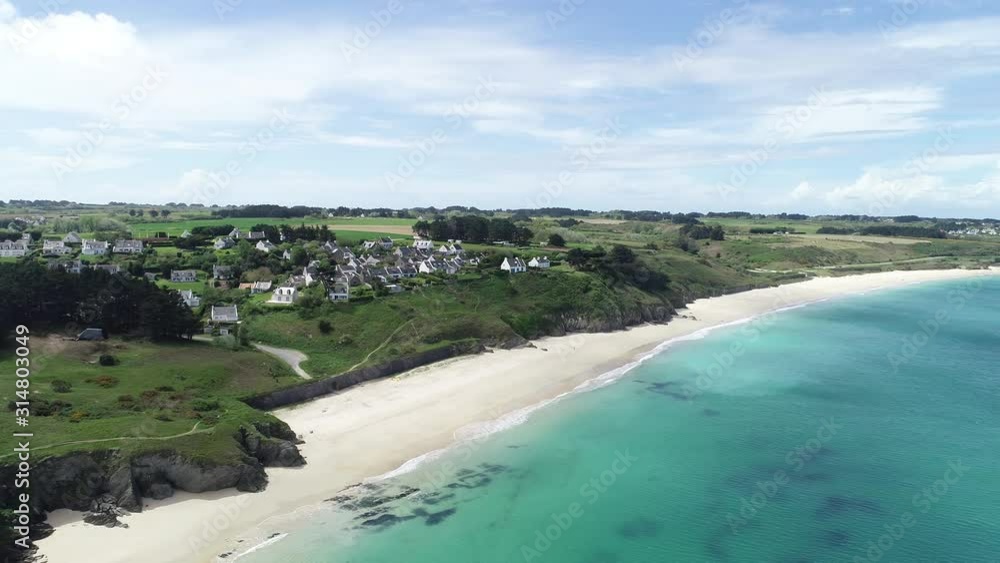 Plage de Grand Sable vu par Drone, Belle Ile en Mer, France Stock ビデオ ...