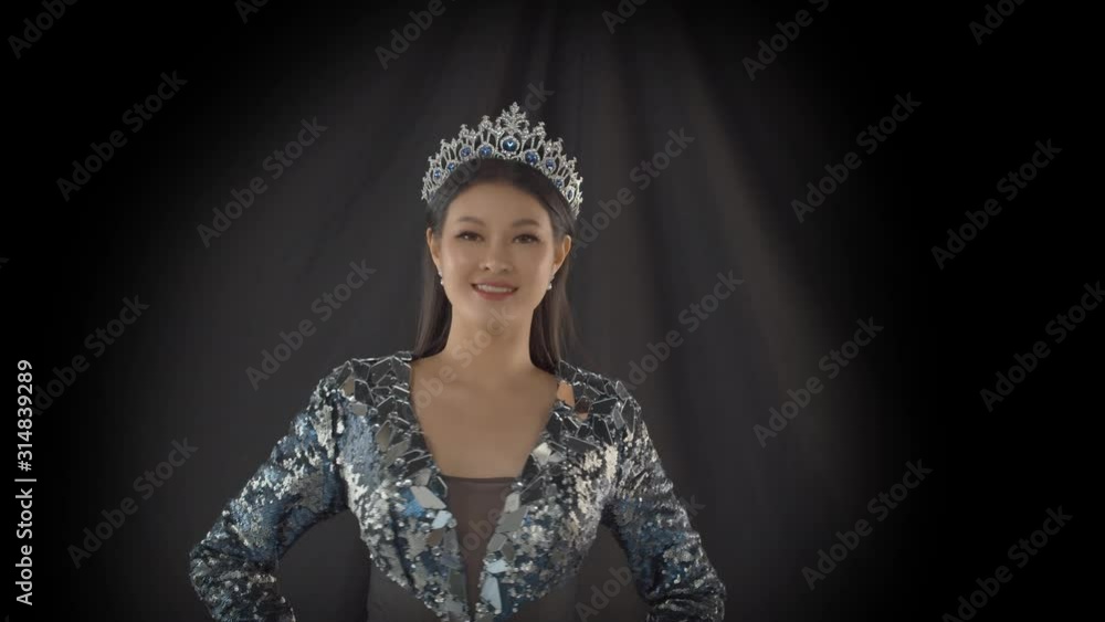 Stockvideo Miss beauty pageant contestant wears her crown in the ...