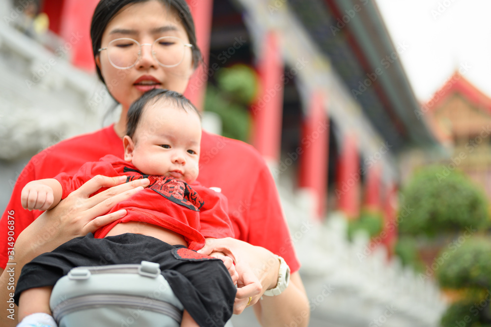 Foto de Asian family celebrating Chinese new year, 2 months boy child ...