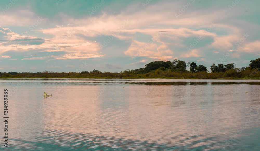 paisaje en la selva del peru con un cielo azul en el rio Stock Photo ...