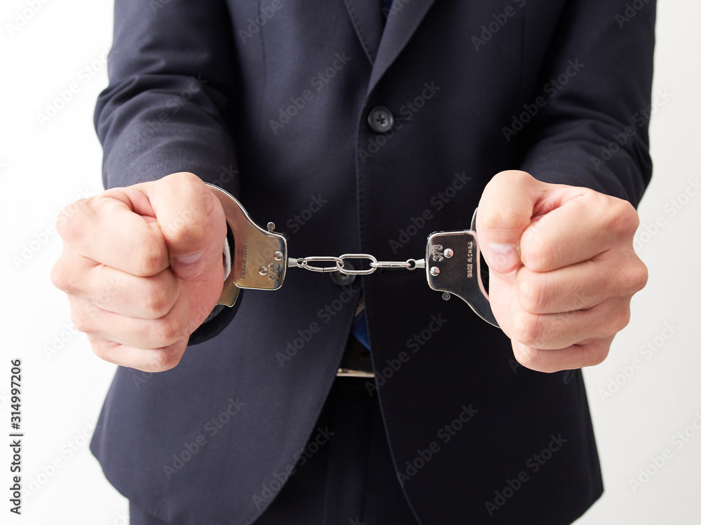 逮捕される男性のイメージ Stock Photo | Adobe Stock