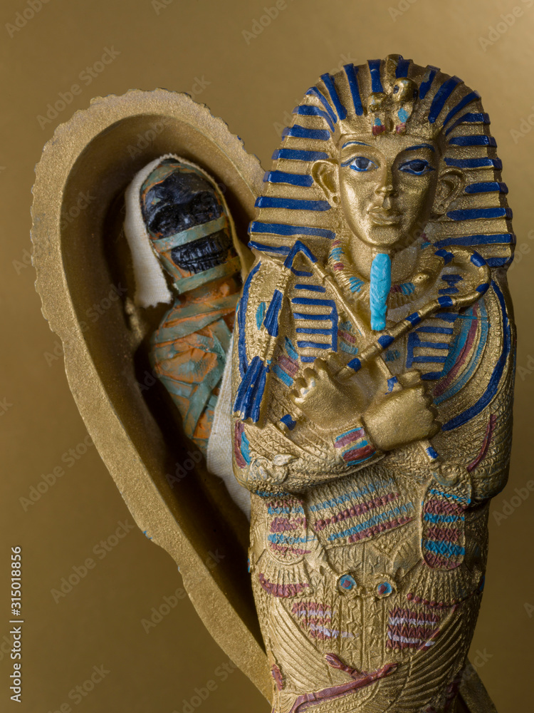 Fotografering, Billede Figure depicting the sarcophagus of Tutankhamun ...
