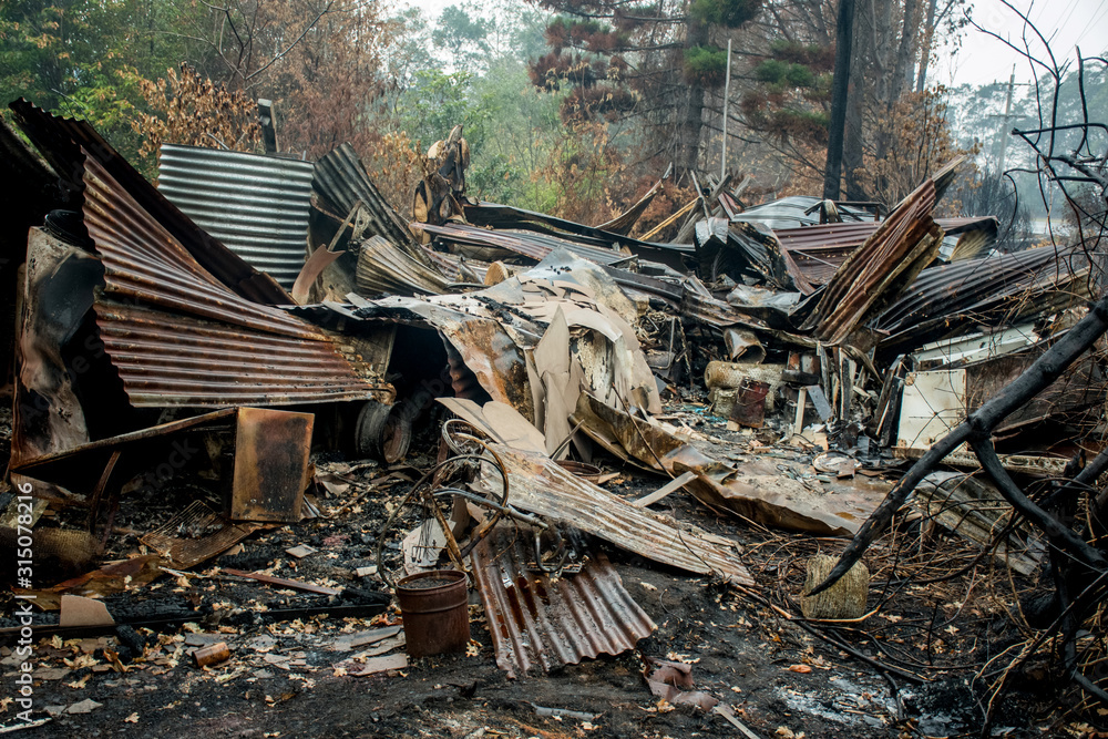 Australian bushfire aftermath: Burnt building ruins and rubble at Blue ...