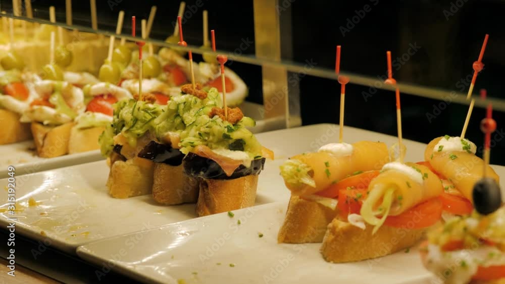 Vidéo Stock Showcase window display assortiment with tapas ...
