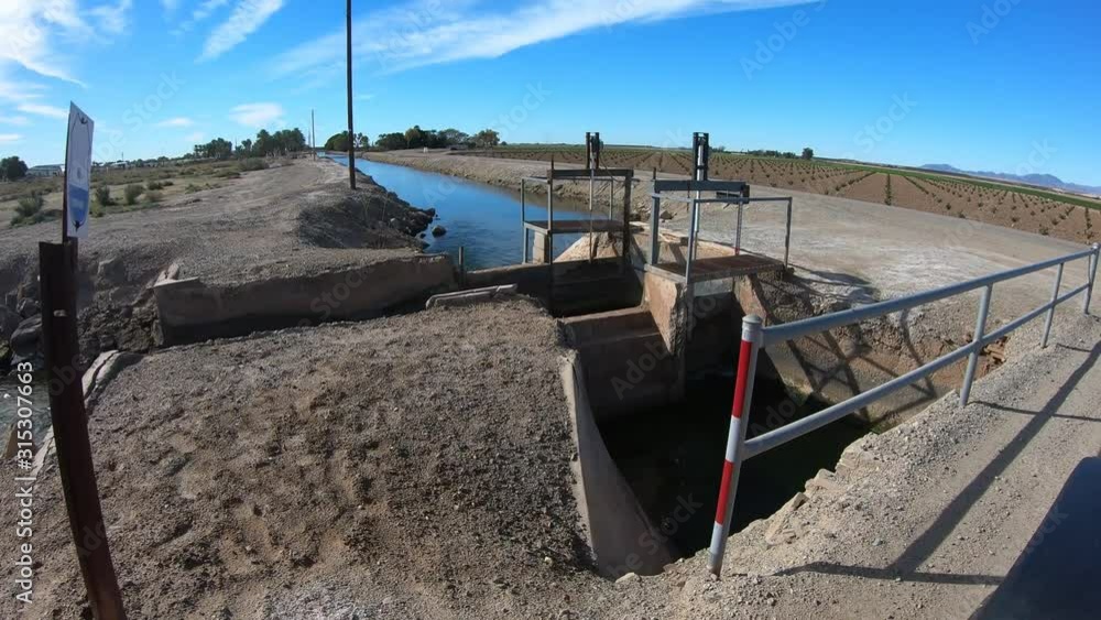 Vidéo Stock POV while driving along the feeder canal of North Gila East ...