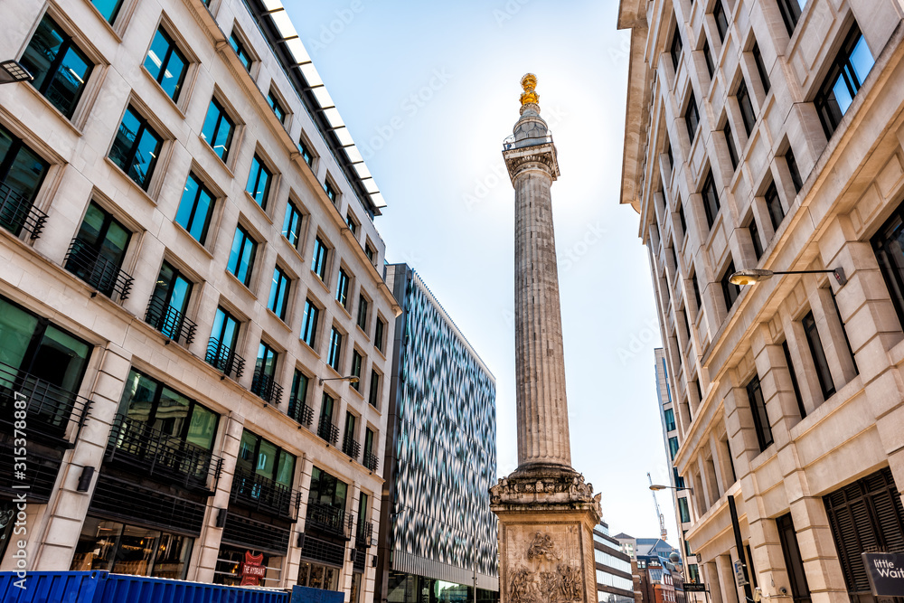 Foto de London, UK - June 26, 2018: Column monument to the Great Fire ...