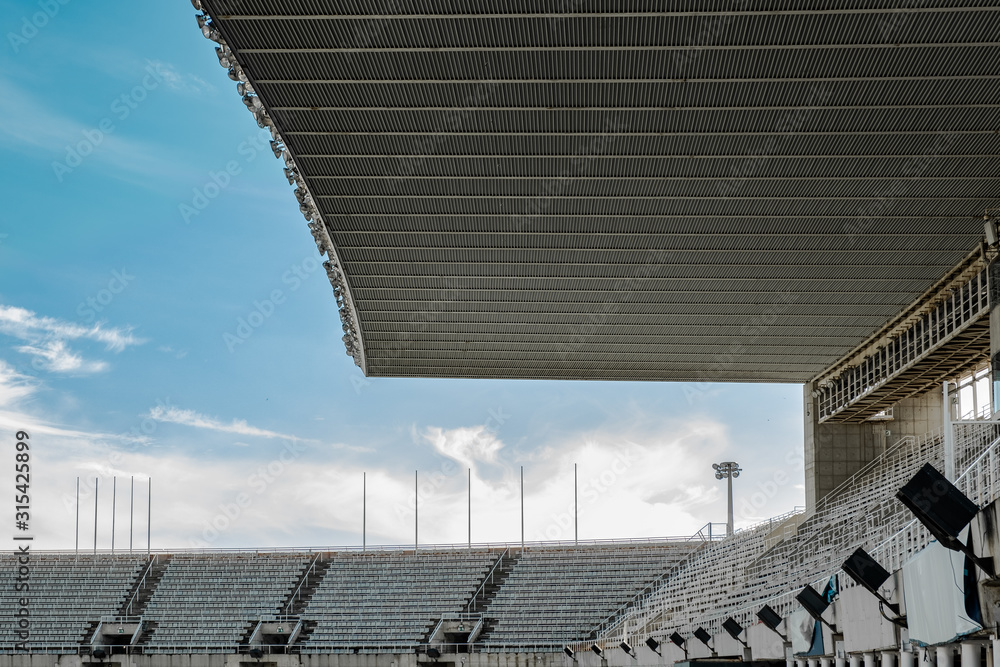 Foto de Gradas y techo del estadio olímpico con cielo y nubes ...