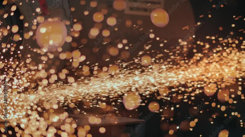 Vidéo Stock Worker saw a metal pipe with a lot of sharp sparks. Slow ...