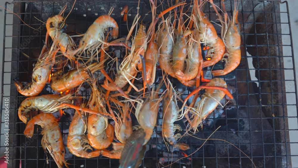 Sea food concep, grilled and roasted shrimp on fire to cooking food ...