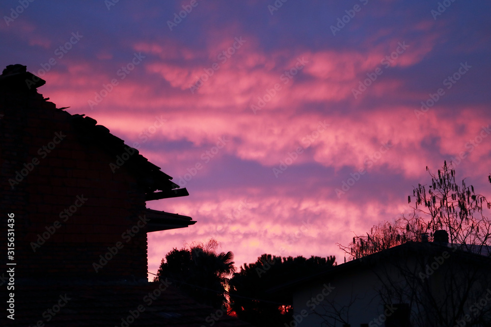 Alba spettacolare e panorama tra le case, stagioni e paesaggi Stock ...