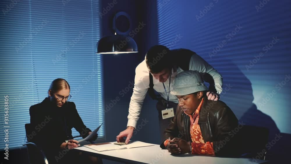 Vidéo Stock Detective uses force in questioning the accused black man ...