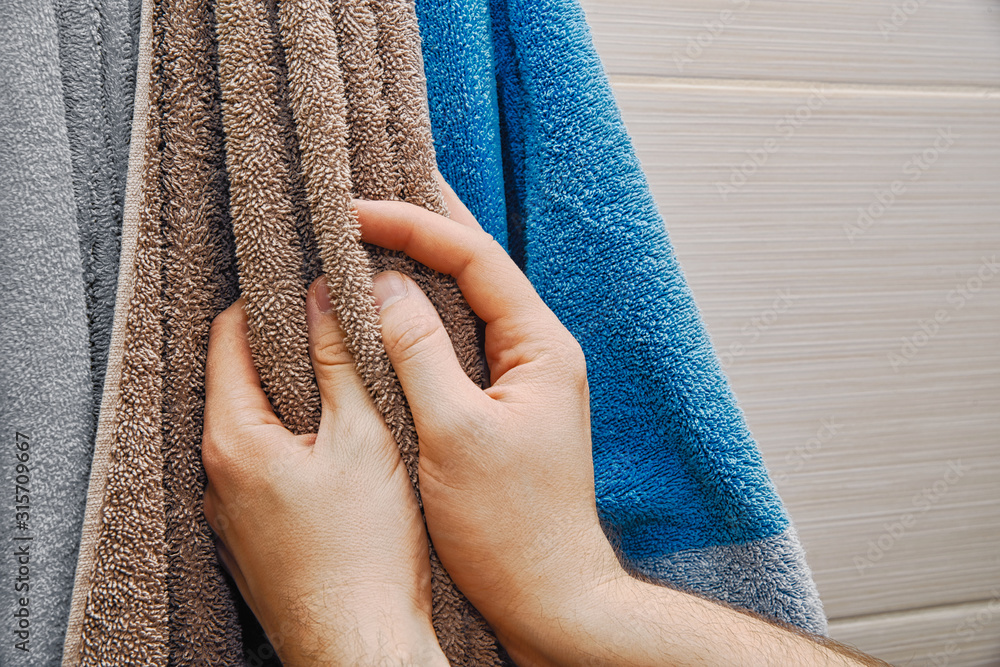 Foto de Wiping hands in a towel. The concept of caring for hands ...
