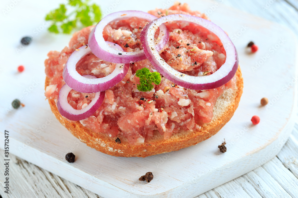 Brötchen mit Mett und Zwiebeln Stock Photo | Adobe Stock
