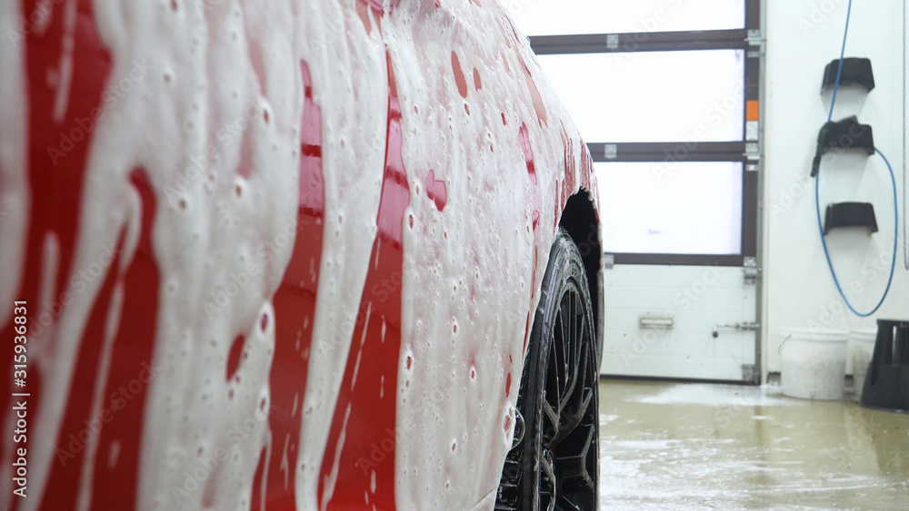 Foto de Manual wash for perfect clean car. Cleaning car using high ...