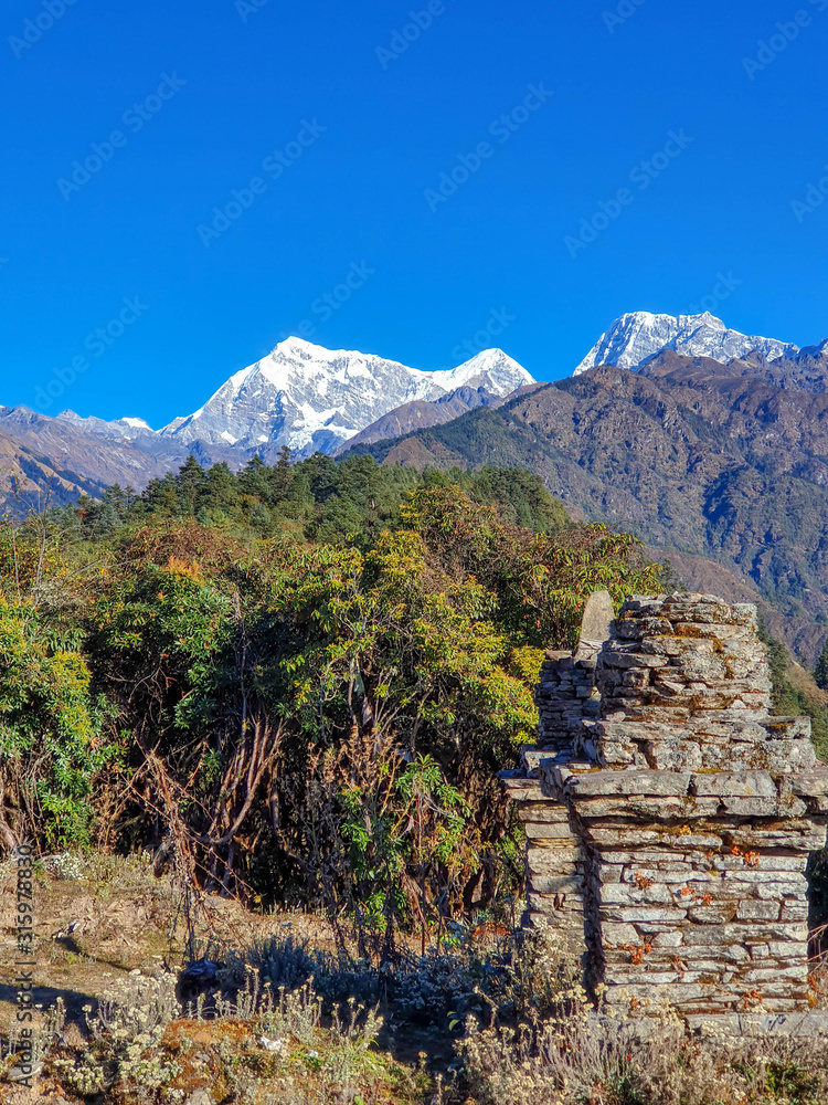 Beautiful morning view at the top of Taksindu La pass. Everest base ...