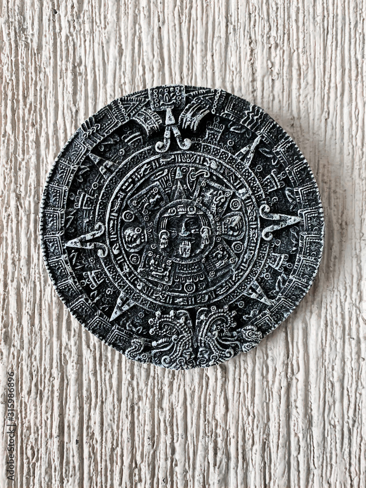 Medallón con calendario azteca sobre una pared Stock Photo | Adobe Stock